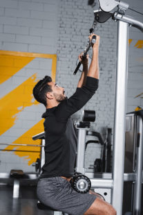 Lat Machine Inversa: un allenamento completo per la schiena - La Palestra