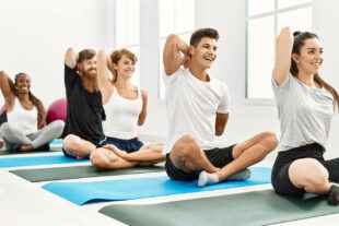 Yoga della risata: benefici, pratiche e consigli - La Palestra